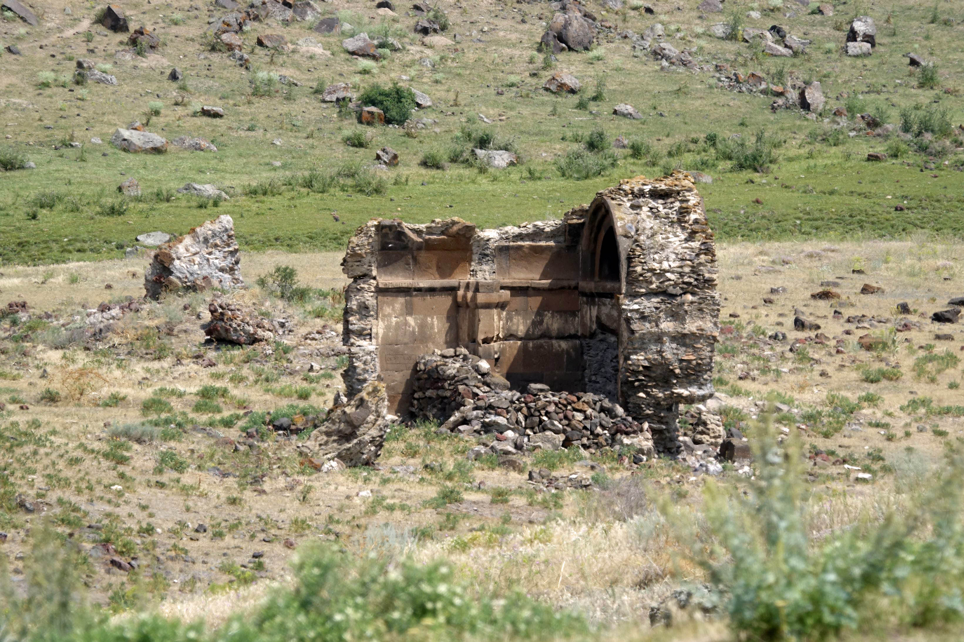 Monastère d'Hoṙomos, chapelle funéraire et Tombeau d'Achot III - Vanker ...